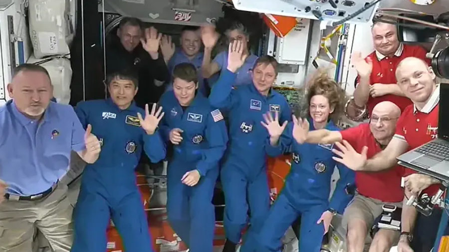 La misión Crew-10 se acopla con éxito a la Estación Espacial Internacional