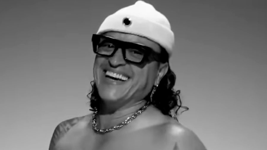 Elvis Crespo causa sensación al imitar a Bad Bunny en comercial de ropa ...