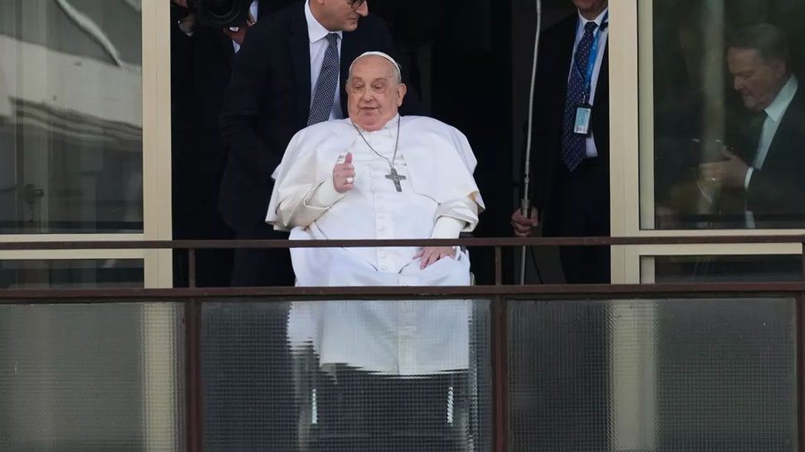 El papa continúa su convalecencia en el Vaticano entre fisioterapia y trabajo