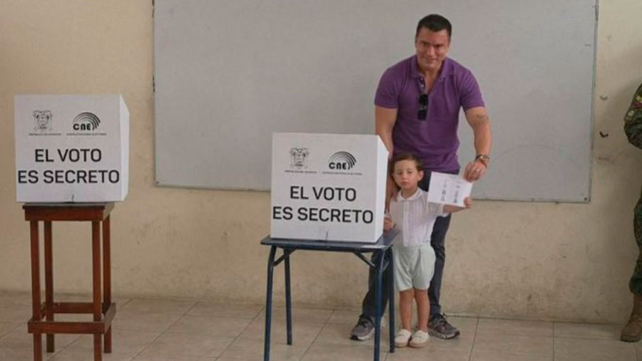 Noboa vota en la segunda vuelta de las presidenciales de Ecuador