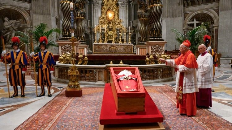 El Vaticano selló el féretro del Papa Francisco y este sábado será la ...