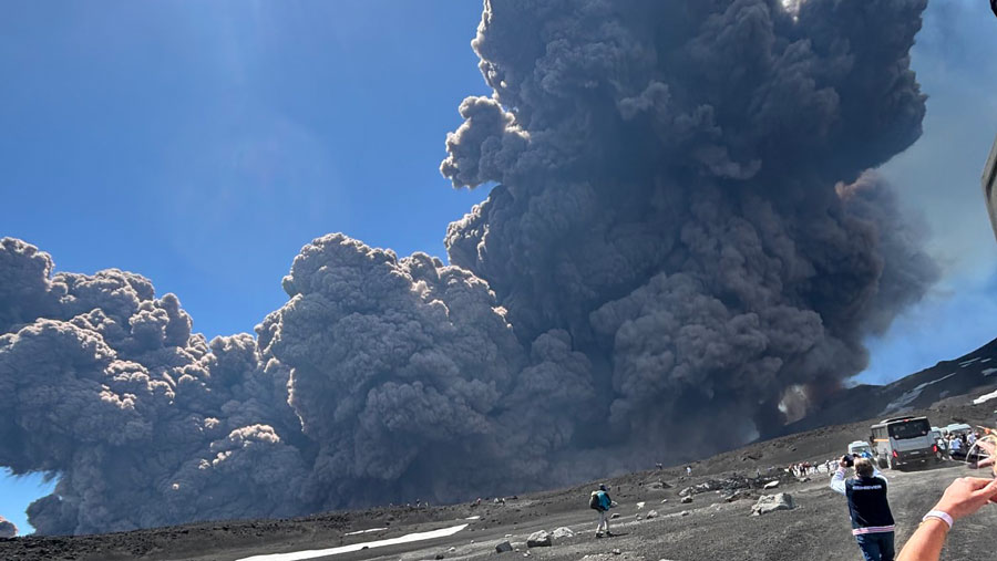 En fotos y videos: Volcán Etna entra en erupción