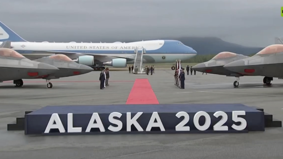 Trump aterriza en Alaska para un encuentro histórico con Putin