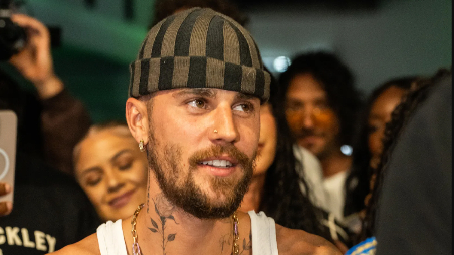 Justin Bieber sorprende con su nuevo álbum "Swag II", la secuela exprés que vira al pop