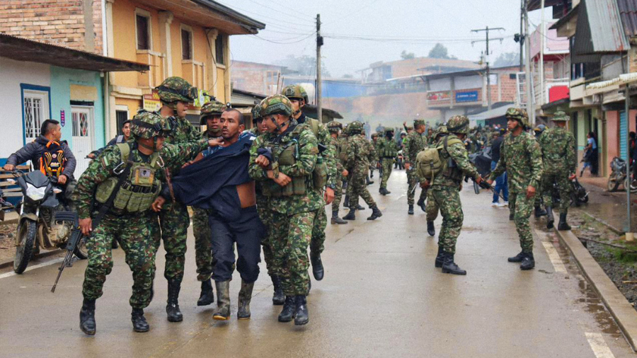 El momento en que una "mafia" secuestra a 45 militares en Colombia