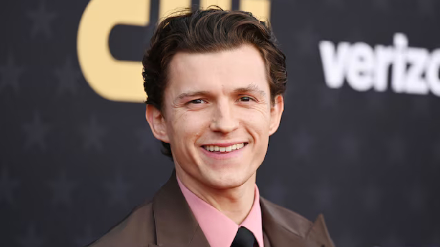 Tom Holland reaparece en una gala benéfica tras su hospitalización por ...