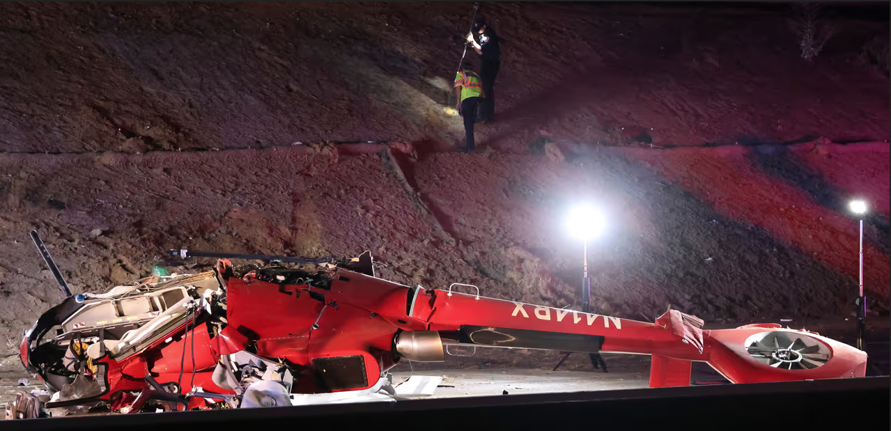 Un helicóptero se estrelló la noche de este lunes en una autopista de ...