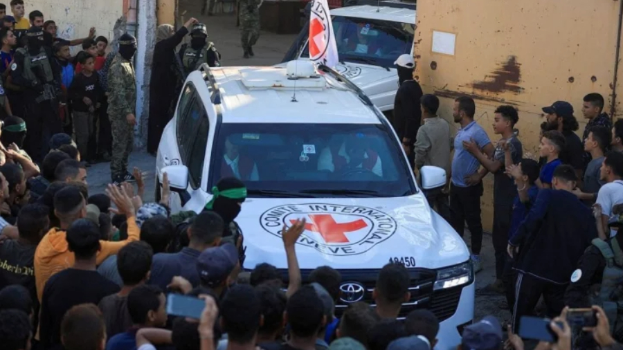 Inicia el intercambio de prisioneros palestinos y rehenes israelíes ...