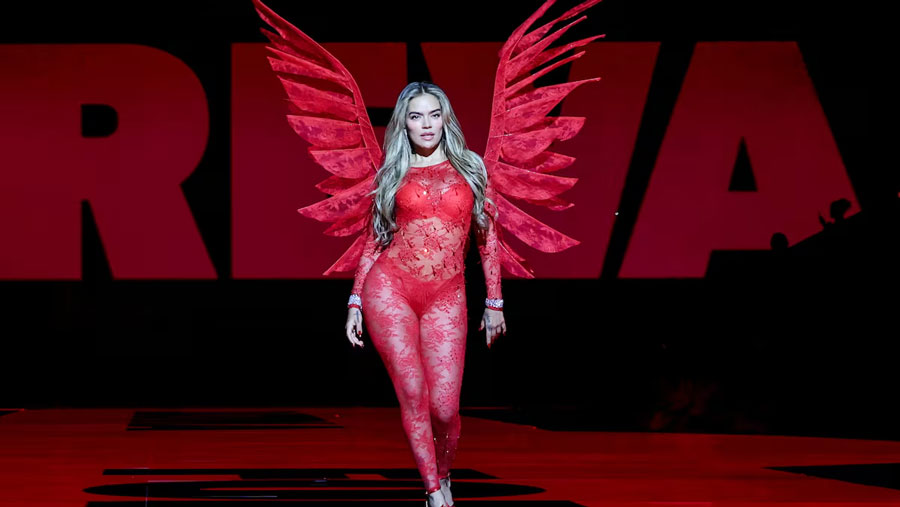 Karol G desplegó sus alas durante su paso por el Victoria’s Secret Fashion Show