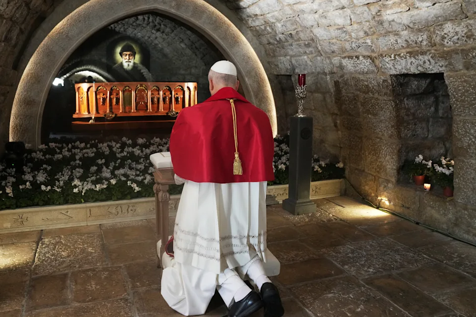 El papa León XIV reza ante la tumba de san Charbel Makhlouf en el ...