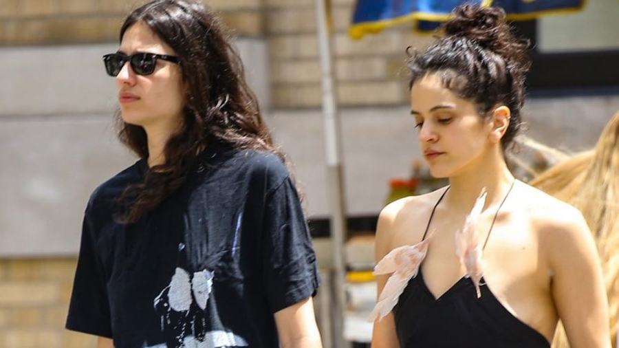 Rosalía y su novia supermodelo son captadas paseando de la mano en ...